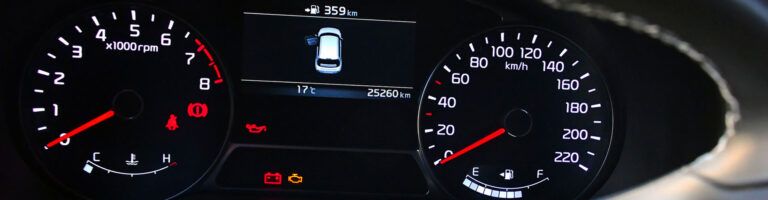 ¿Sabes qué significan los testigos de tu coche?